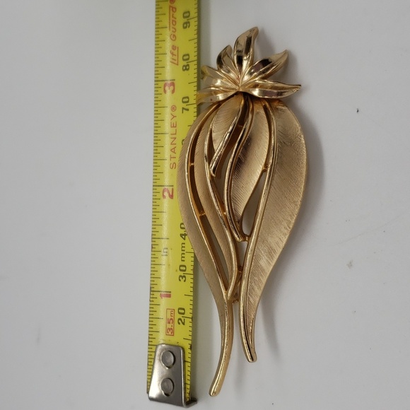 Trifari | Jewelry | Vintage Crown Trifari Gold Tone Flower Blossom ...
